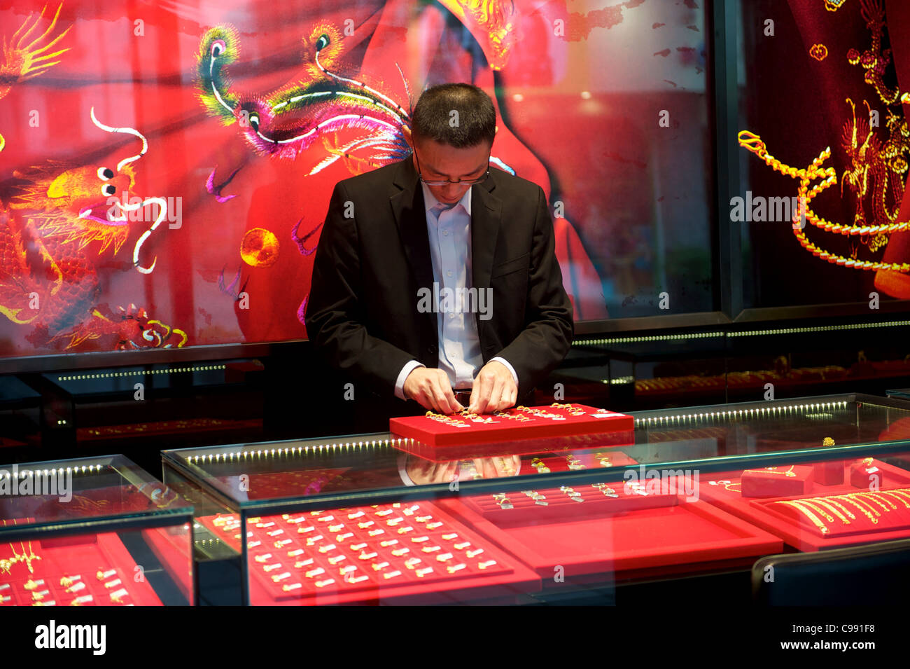 China gold store hi-res stock photography and images - Alamy