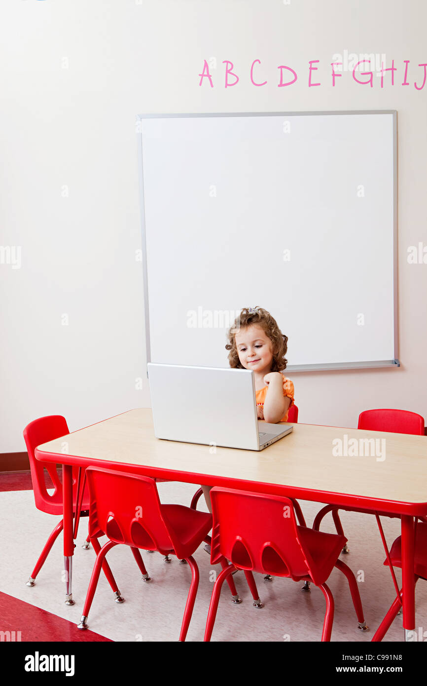 Single computer table classroom hi-res stock photography and images - Alamy