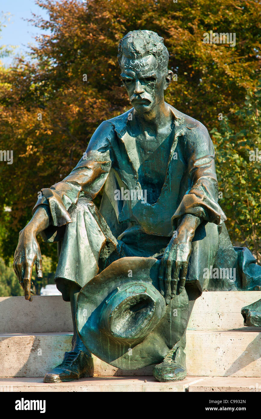 Attila jozsef bronze statue hi-res stock photography and images - Alamy
