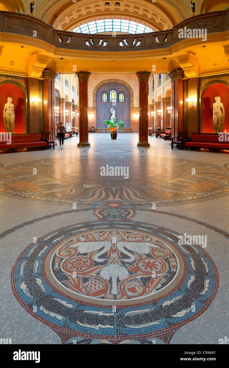 Budapest baths gellert hi-res stock photography and images - Alamy