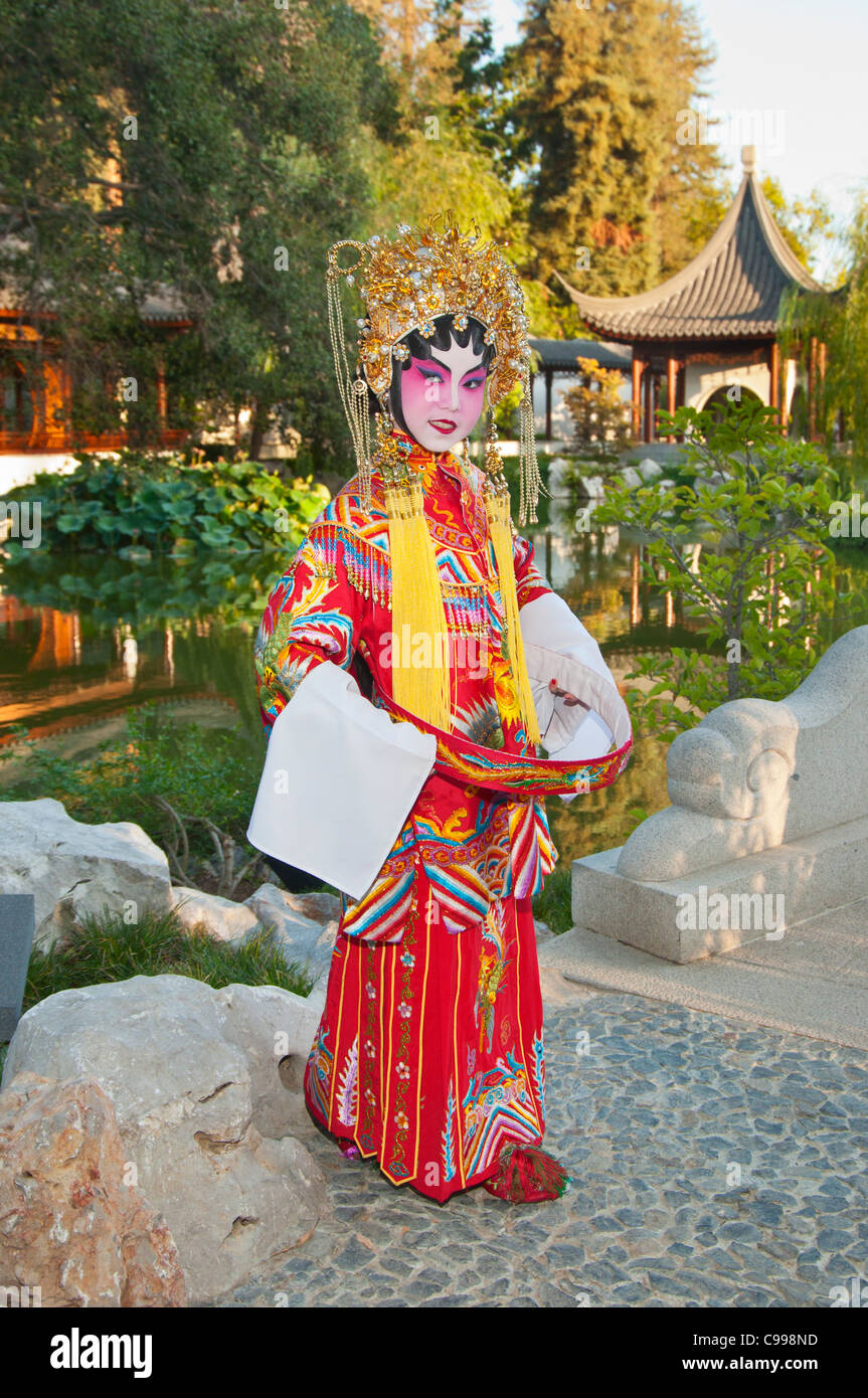 Traditional chinese headdress hi-res stock photography and images - Alamy