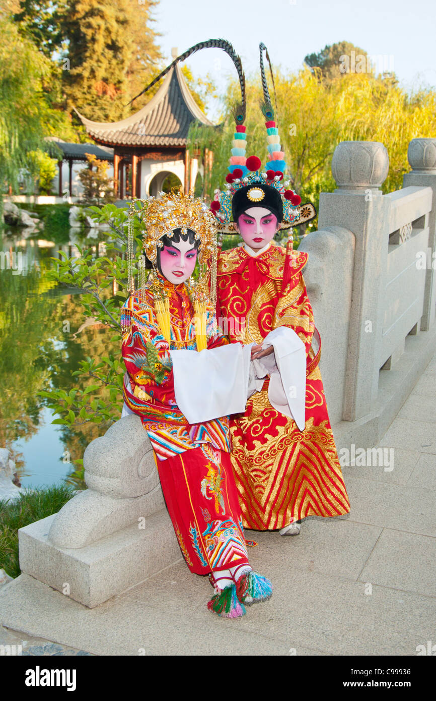 Traditional chinese headdress hi-res stock photography and images - Alamy