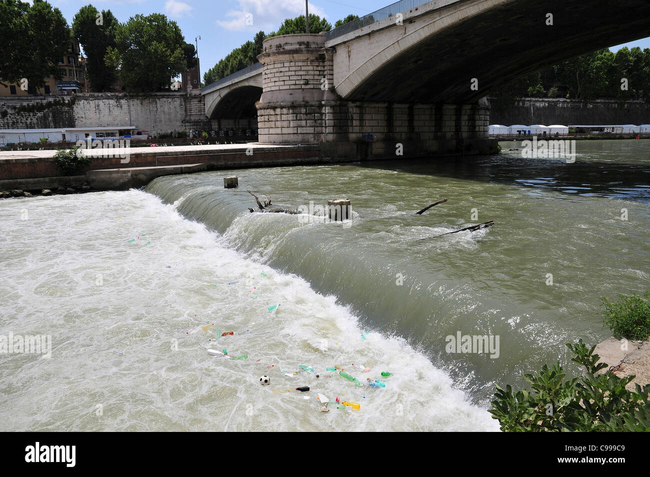 Rome, Italy the Tiber river Dirt and rubbish float in the river Stock ...