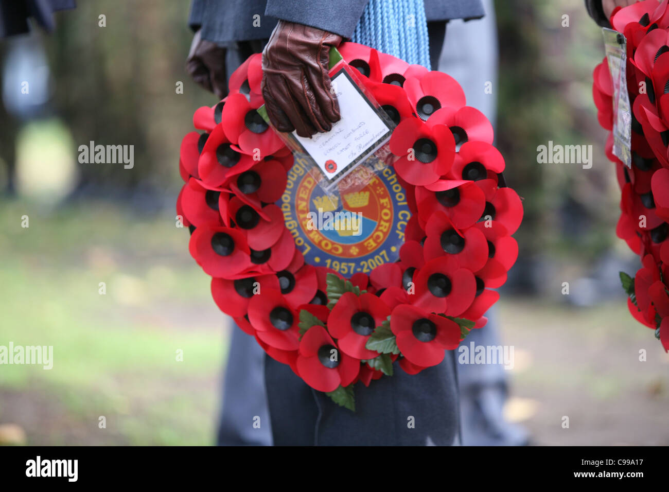 Soldier wreath remembrance sunday hi-res stock photography and images ...