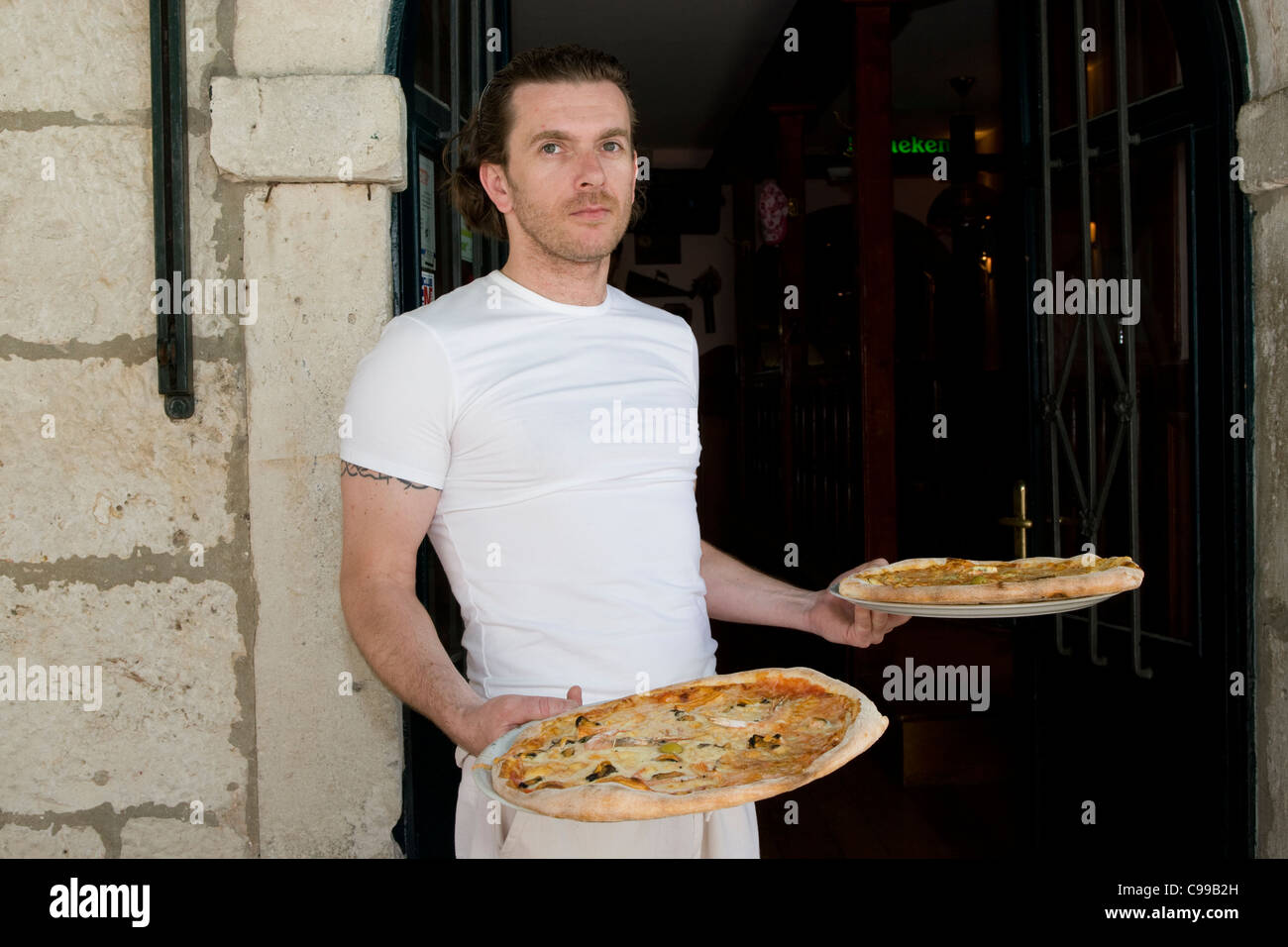 Pizza restaurant: waiter with pizzas Stock Photo - Alamy