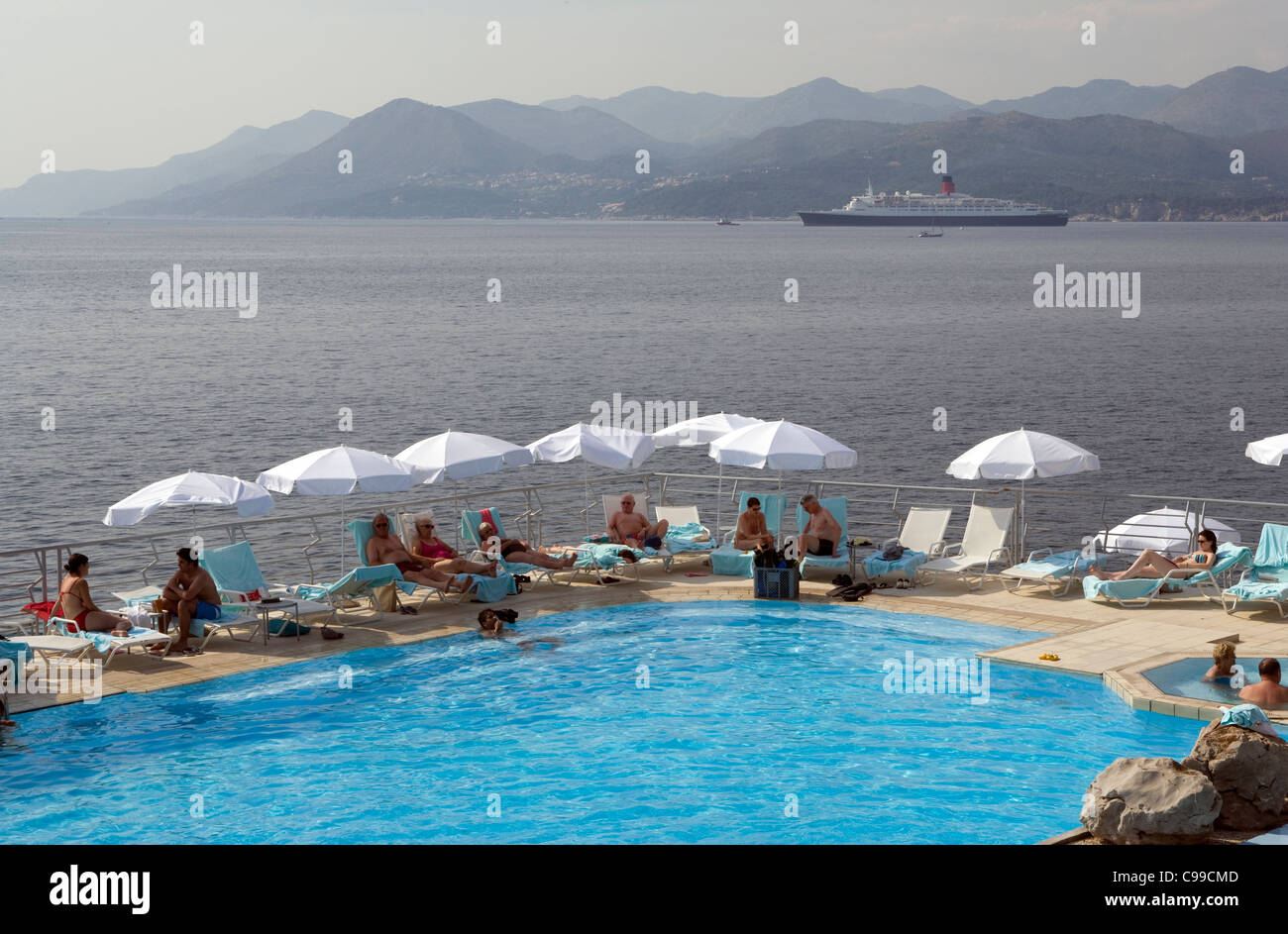 Qe2 liner hi-res stock photography and images - Alamy