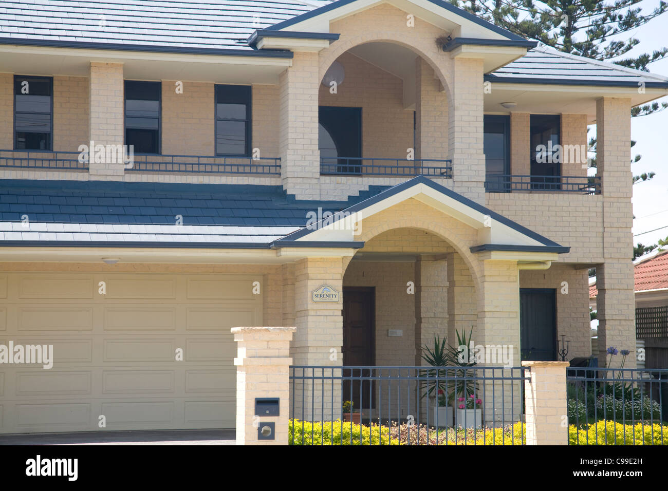 Modern suburban australian house hi-res stock photography and images ...
