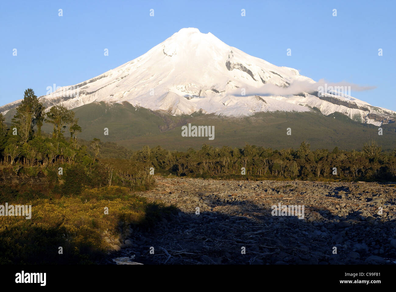 Snow on Mount Taranaki (Egmont), Taranaki, New Zealand, Australasia ...
