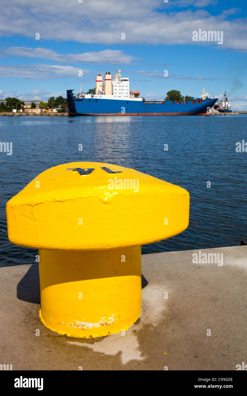 Mooring rope bitts bitt hi-res stock photography and images - Alamy