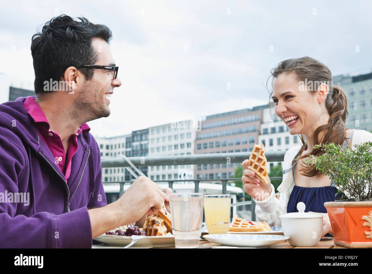 Young adults eating outdoor cafe hi-res stock photography and images ...