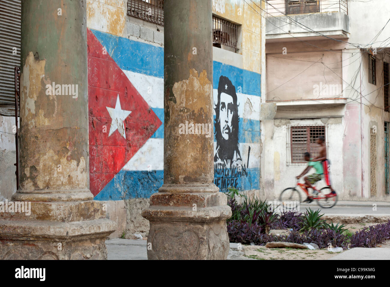 Mural of Cuban flag and Che Guevara Old Havana Cuba Stock Photo - Alamy