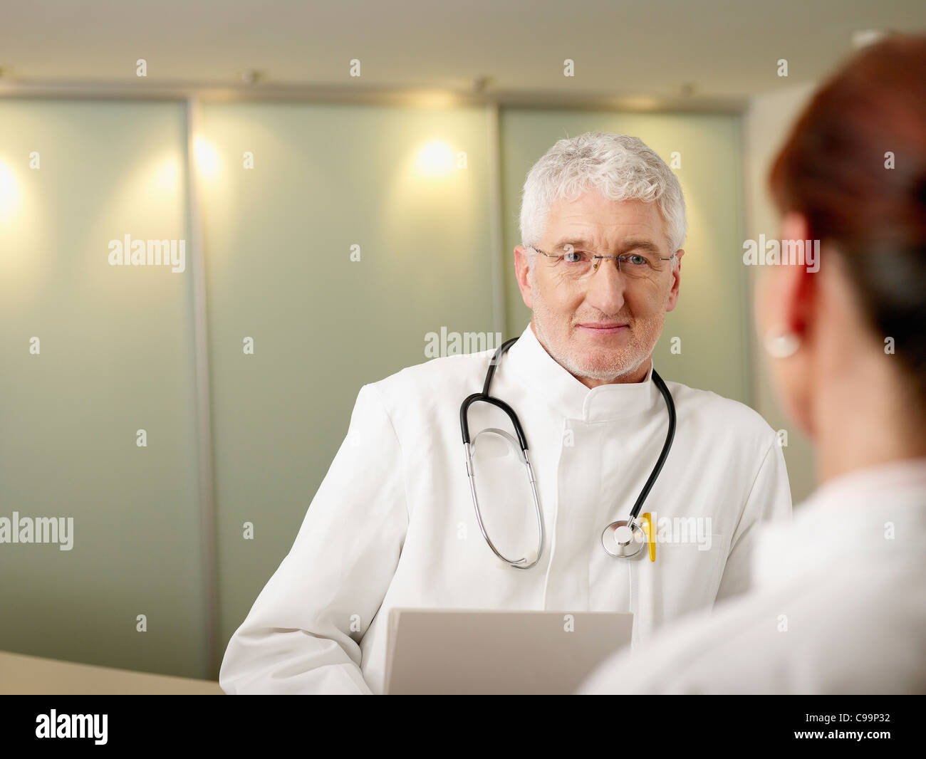 Germany, Hamburg, Doctors discussing in hospital Stock Photo - Alamy