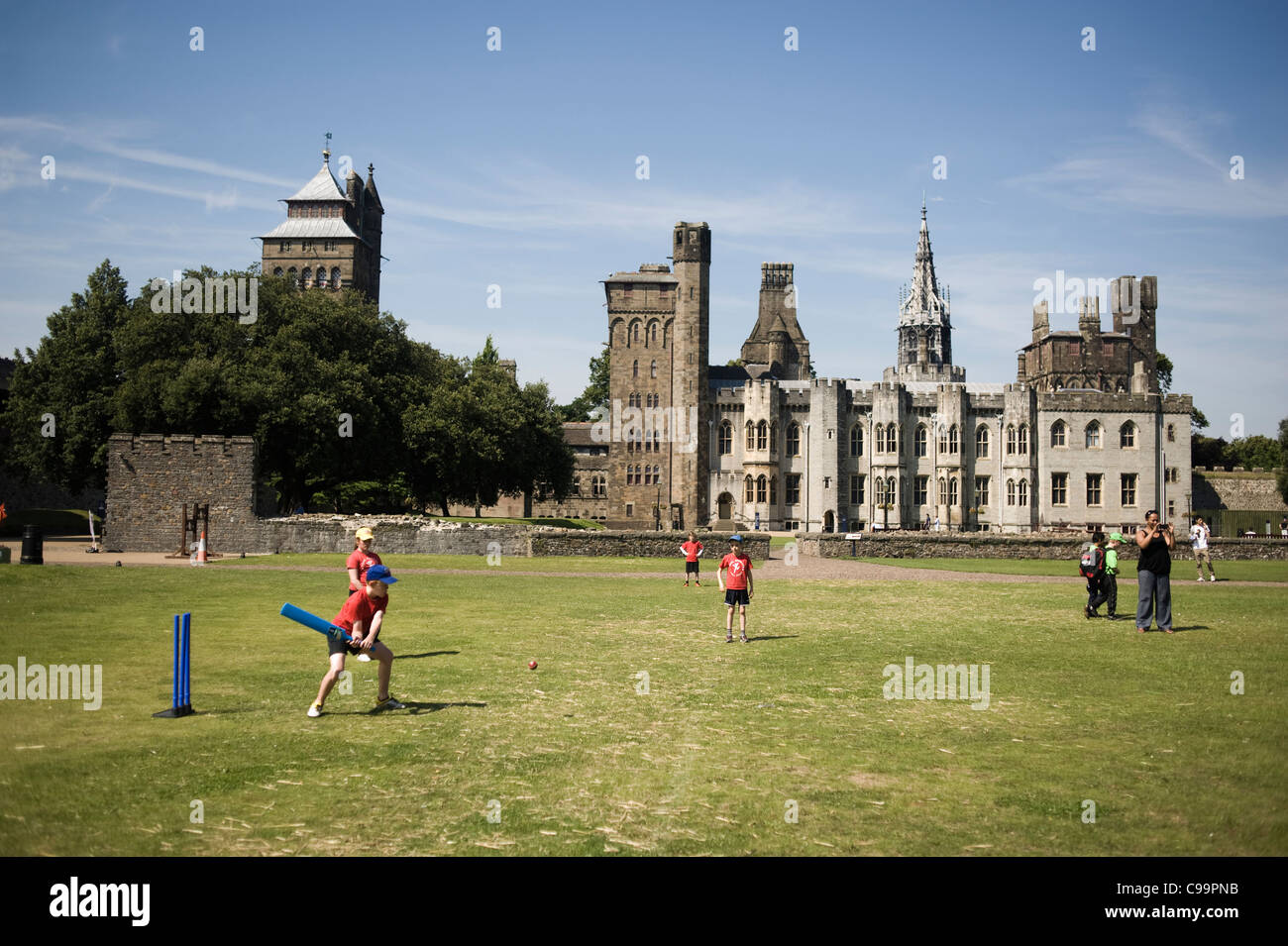 Castillo cardiff gales castle wales hi-res stock photography and images ...