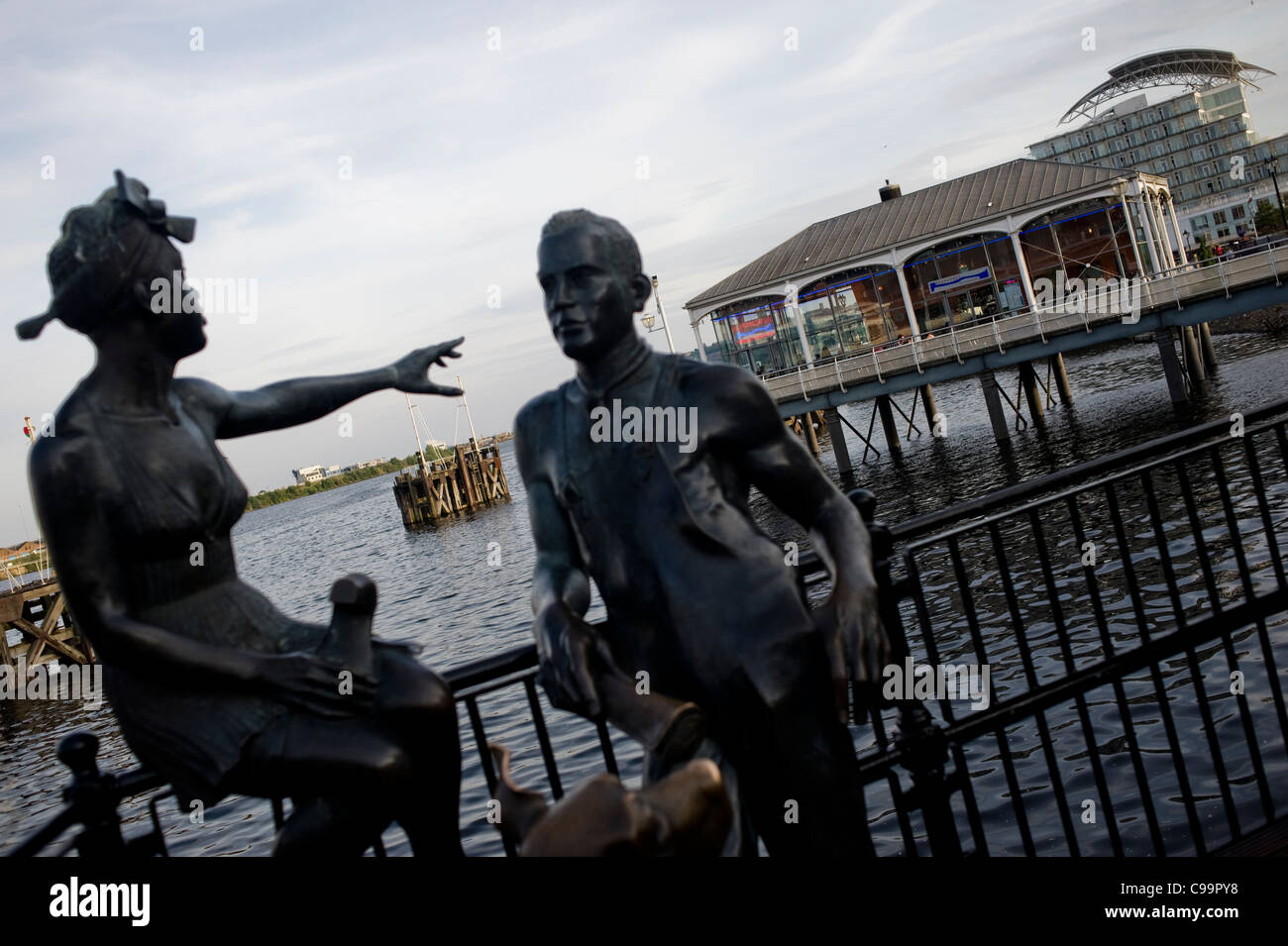 Bahia. CARDIFF, Gales. Bay. Wales Stock Photo - Alamy