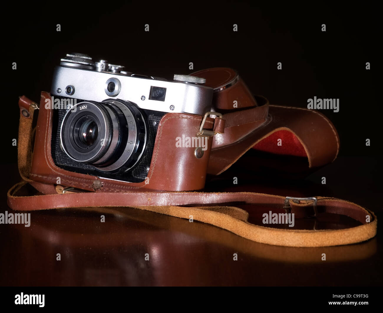 An old photo camera from mid of 20th century Stock Photo - Alamy