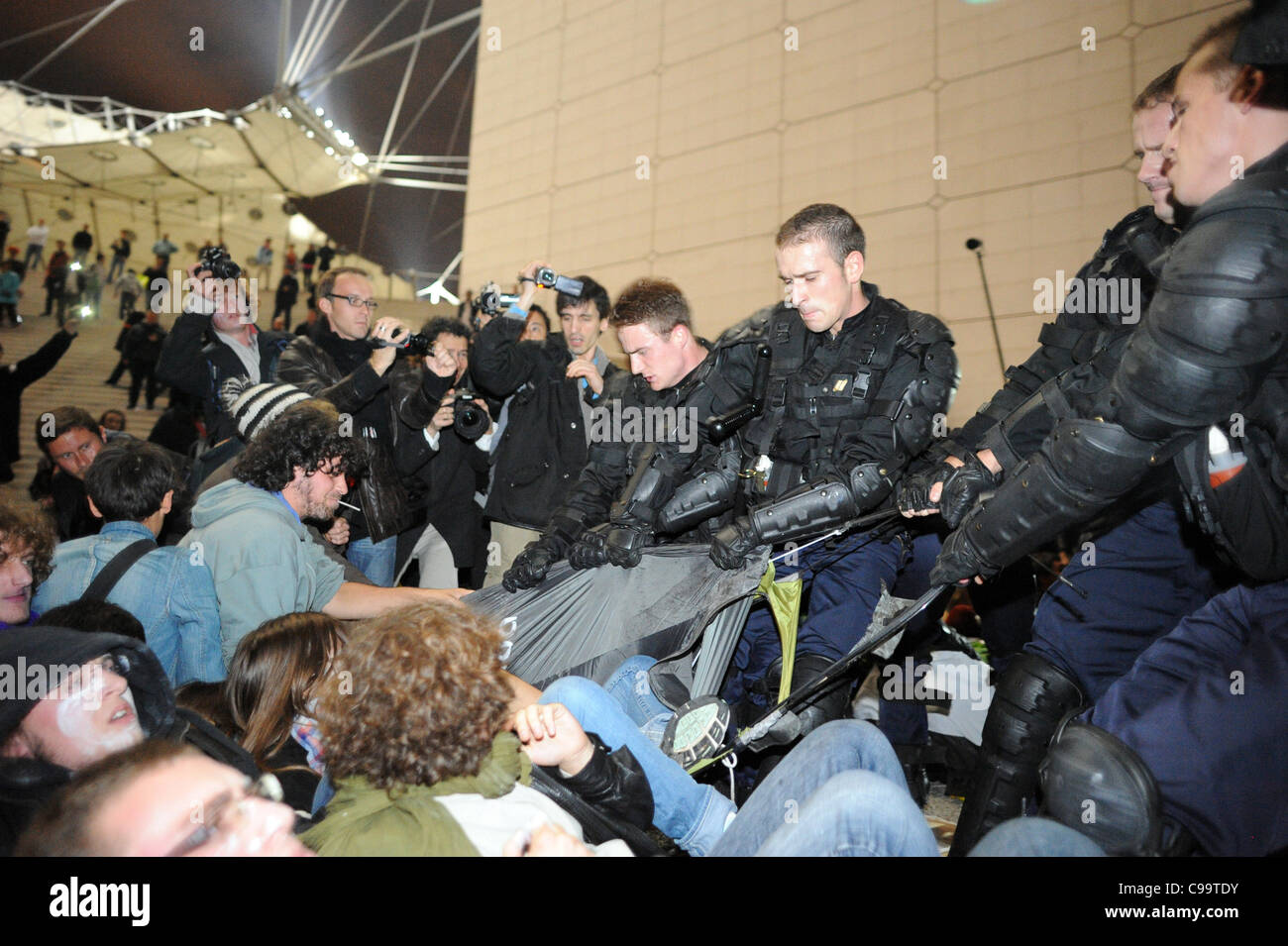 French protesters join the Occupy La Defense demonstration but police ...
