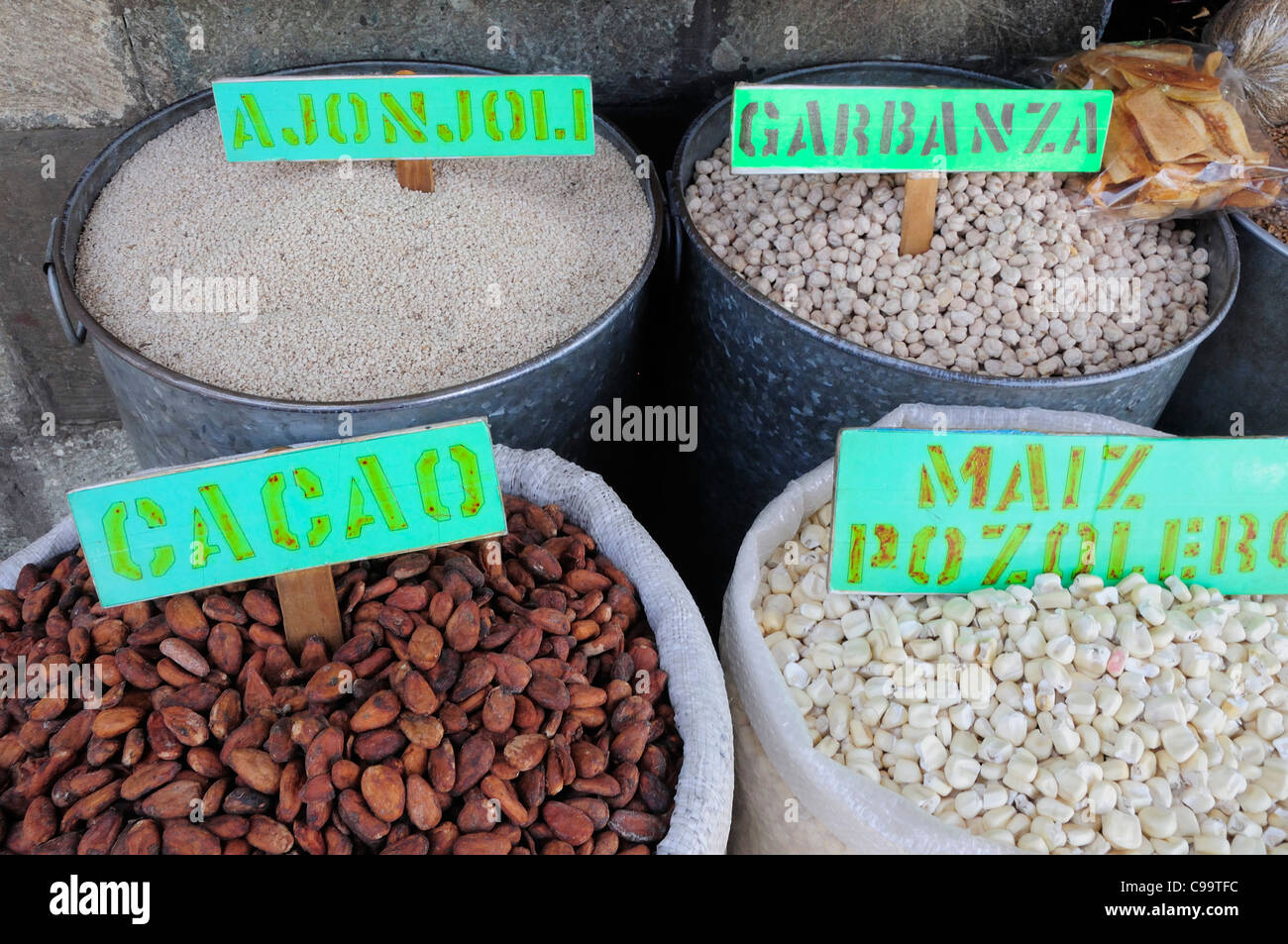 Mexico, Oaxaca, Pulses and maize for sale in the market Stock Photo - Alamy