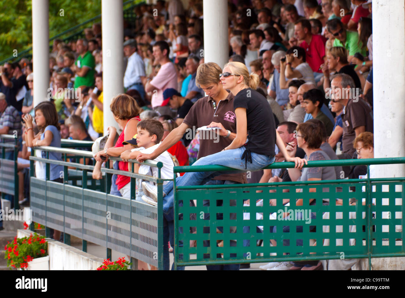 Spectator horse racing hi-res stock photography and images - Alamy