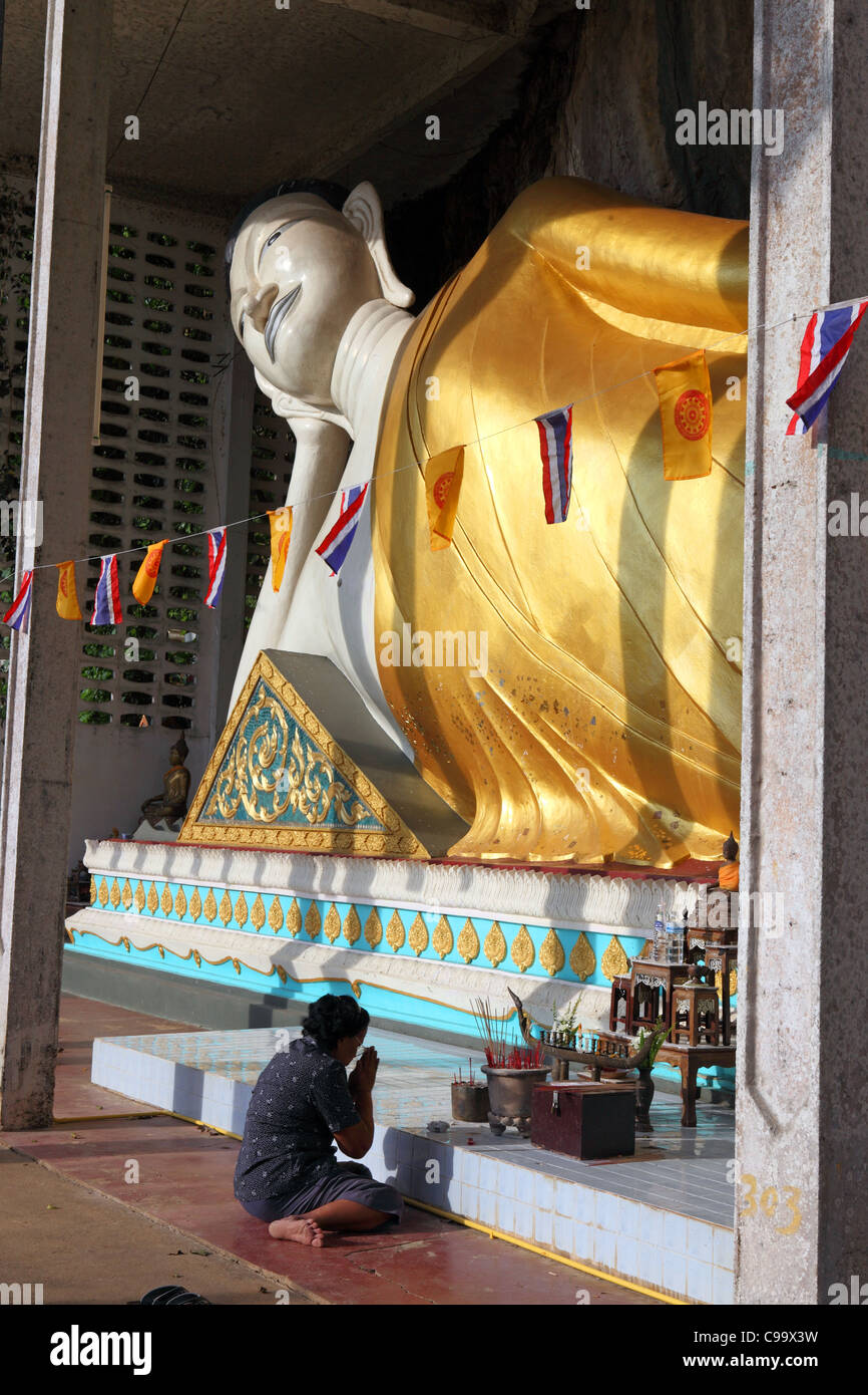 Golden female statue hi-res stock photography and images - Alamy