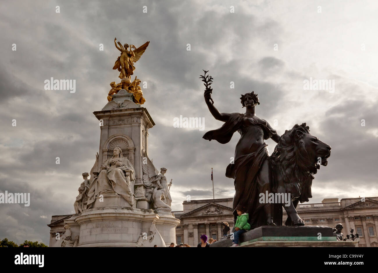 Victoria memorial london motherhood hi-res stock photography and images ...