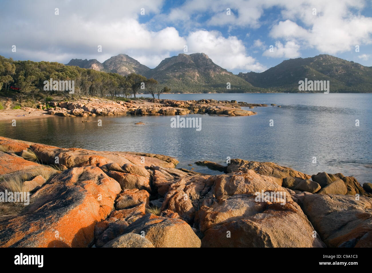 The shoreline of Coles Bay with The Hazards mountain range beyond ...