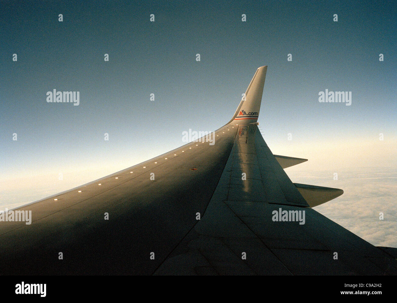 American Airlines flight flies across the Atlantic Ocean to New York ...