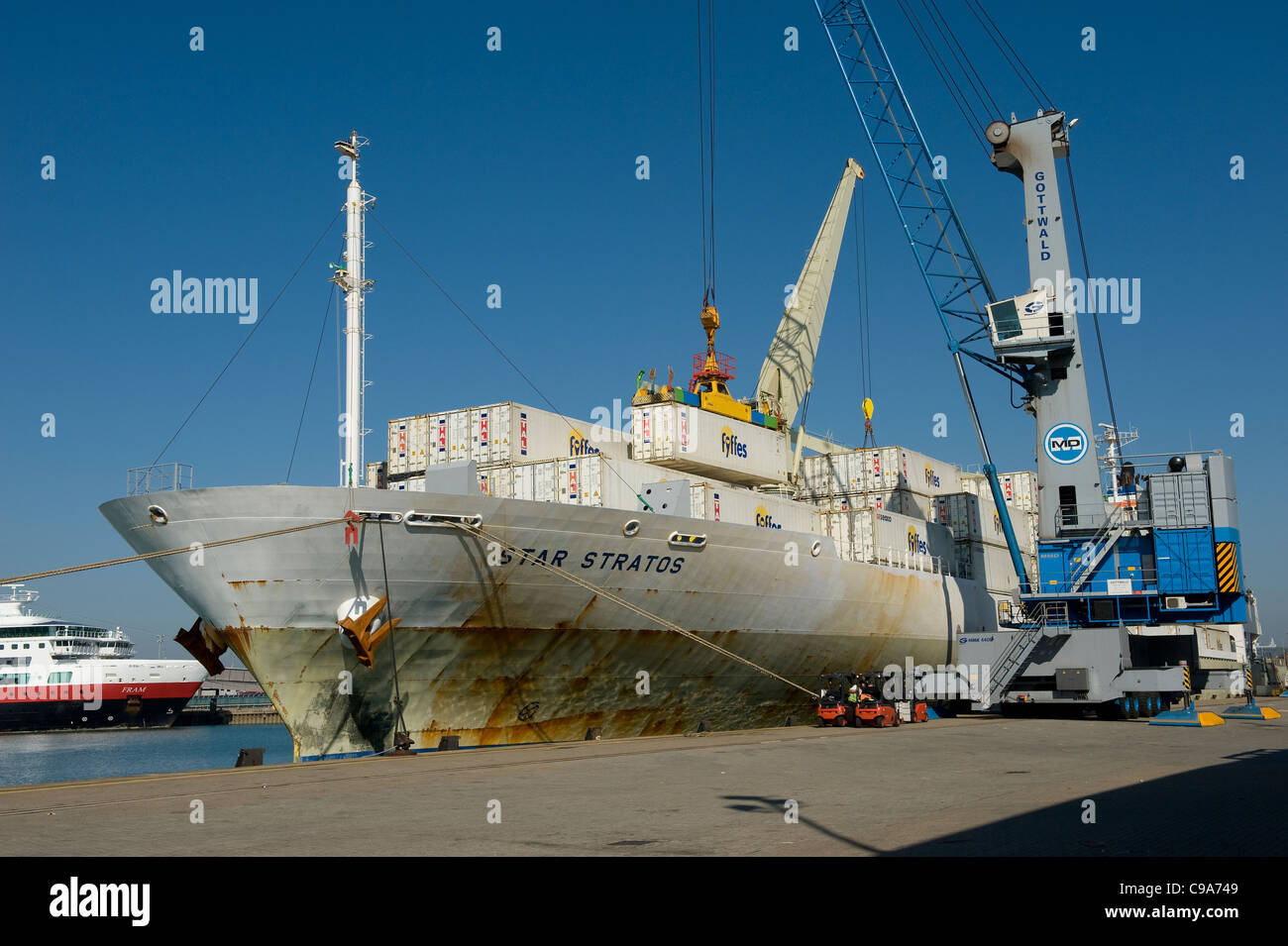 Loading of shipping containers hi-res stock photography and images - Alamy