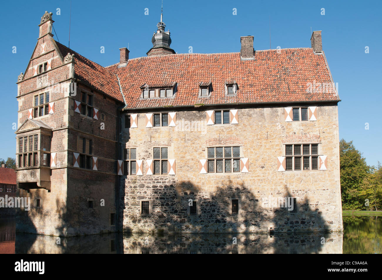 Burg Vischering, moated castle near Luedinghausen, Muensterland, North ...