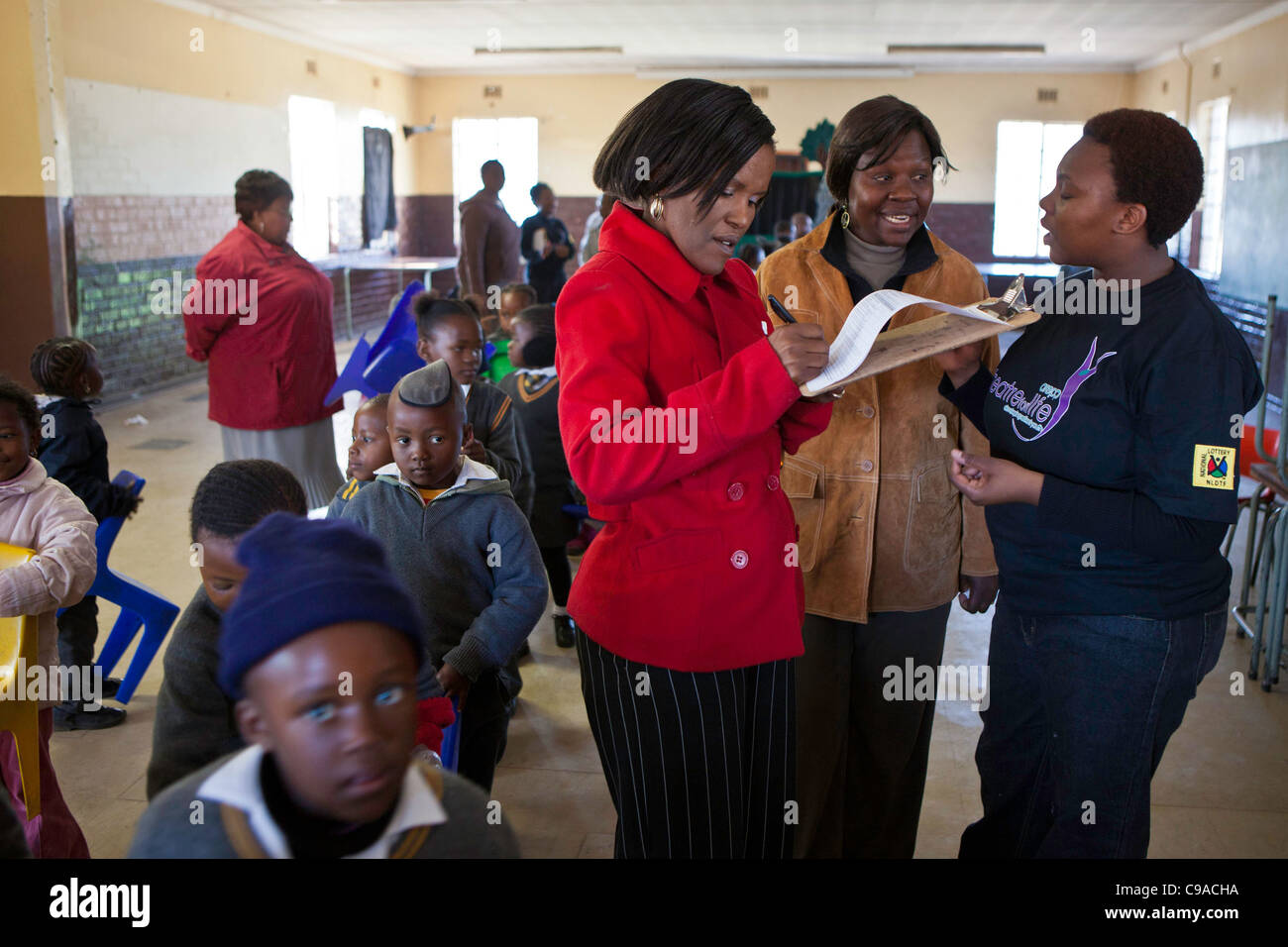 Theatre for Life actors with pupils of Ithute primary school ...