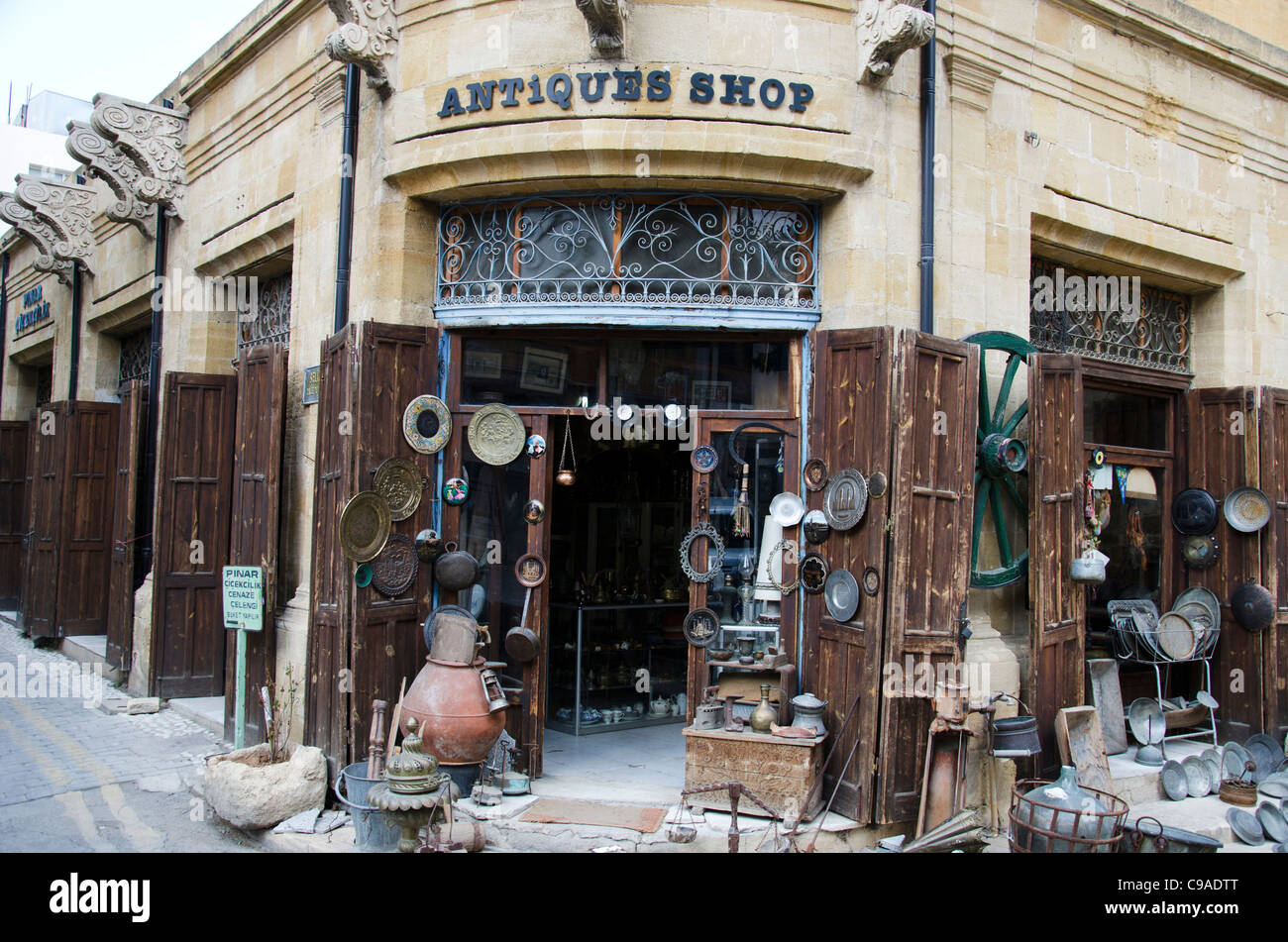 Decorative antique shop hi-res stock photography and images - Alamy