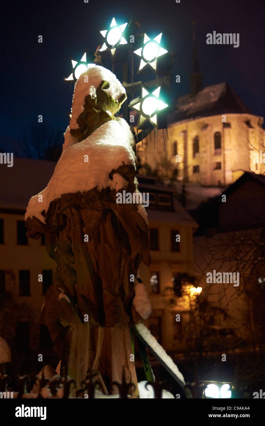 Covered statue hi-res stock photography and images - Alamy