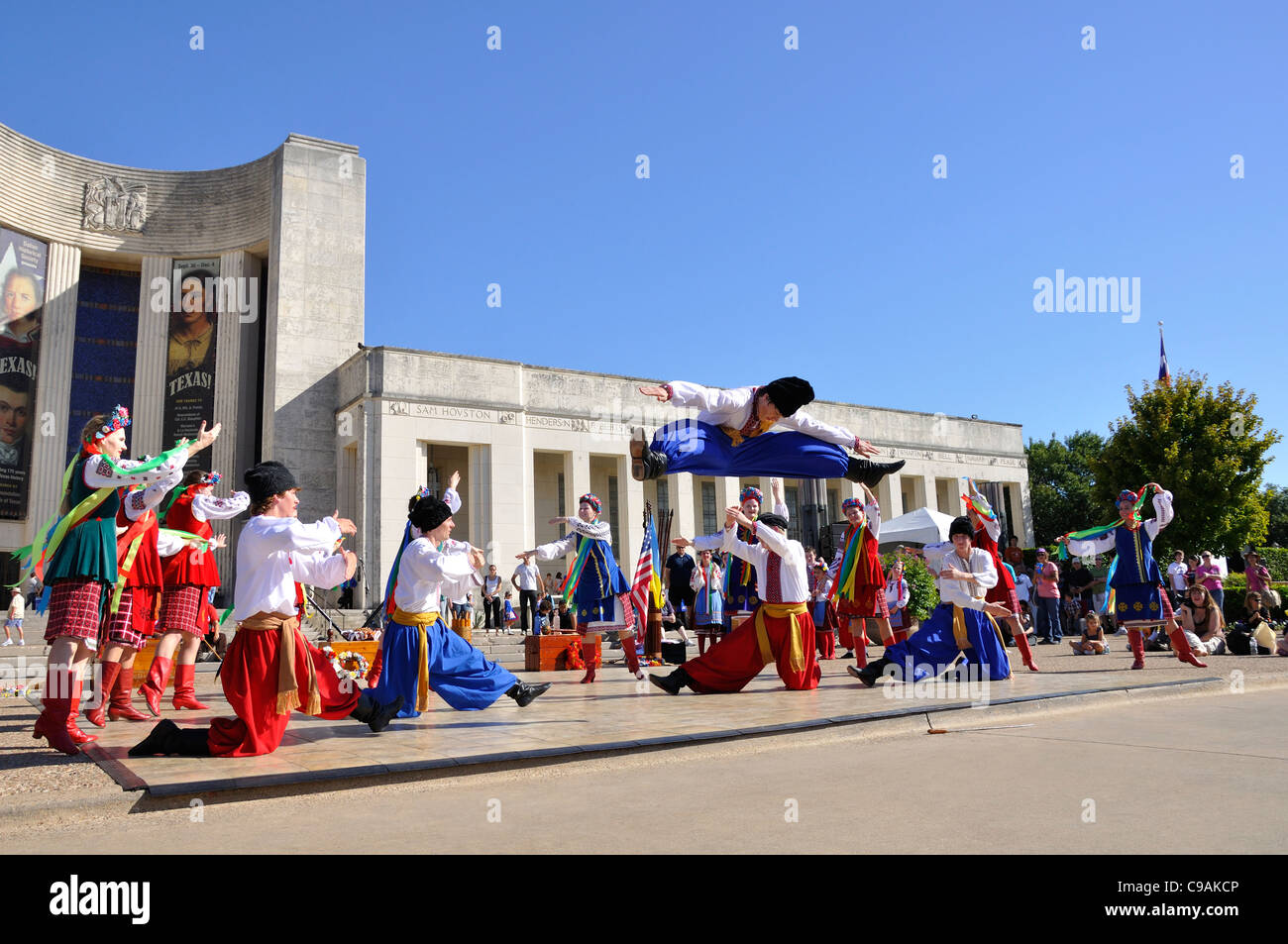 Ukrainian traditional dancing Stock Photo - Alamy