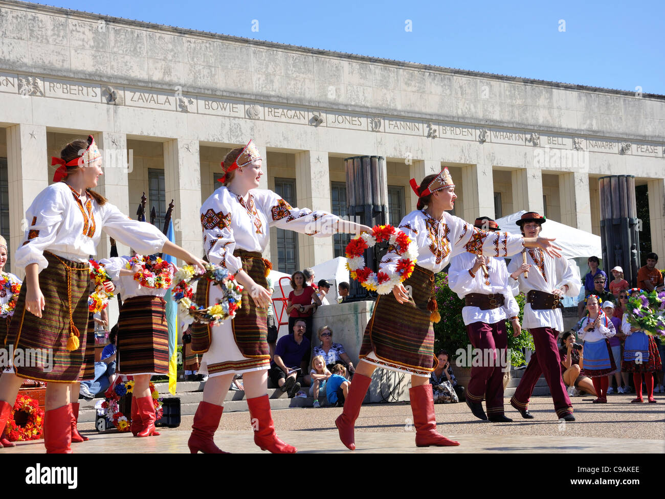 Ukrainian traditional dancing Stock Photo - Alamy