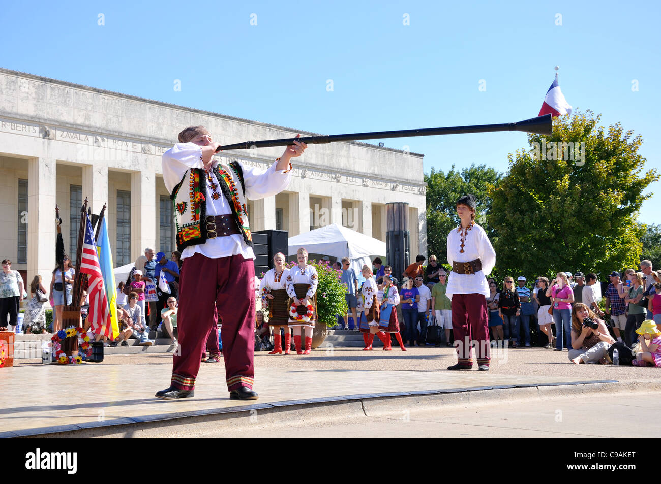 Ukrainian traditional dancing Stock Photo - Alamy