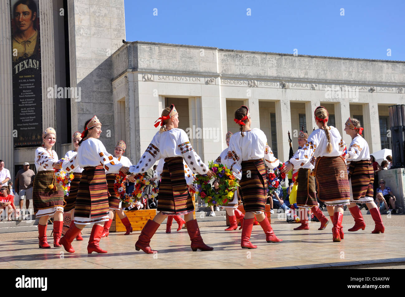 Ukrainian traditional dancing Stock Photo - Alamy