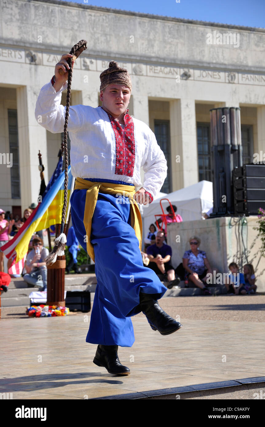 Ukrainian traditional dancing Stock Photo - Alamy