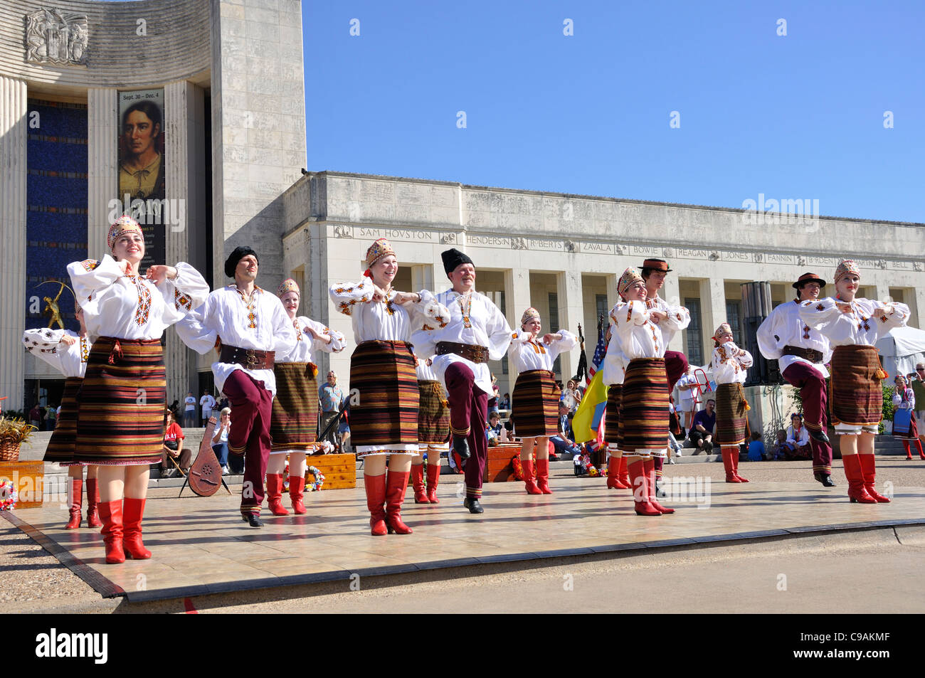 Ukrainian traditional dancing Stock Photo - Alamy