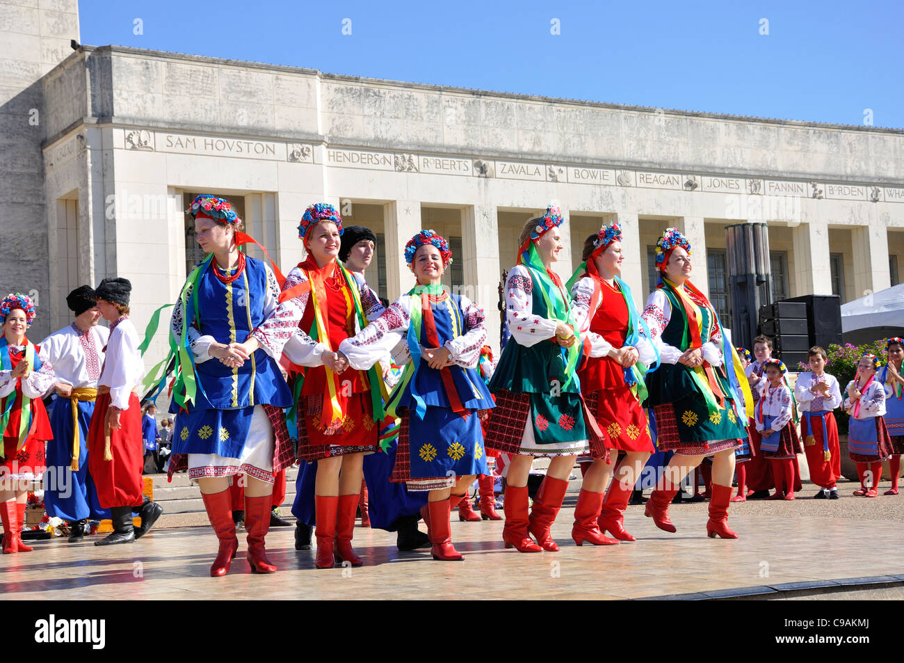 Ukrainian traditional dancing Stock Photo - Alamy