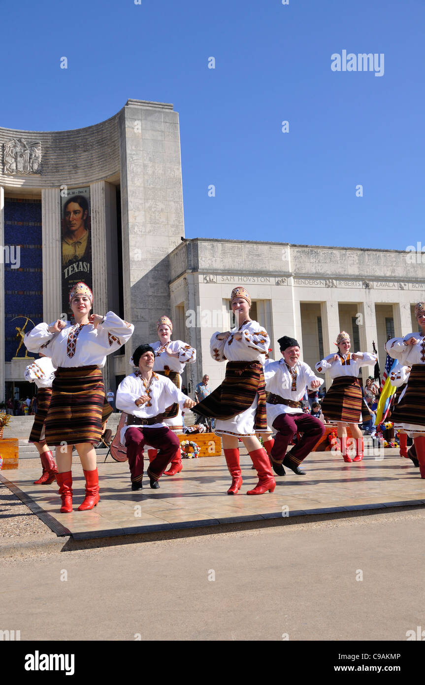 Ukrainian traditional dancing Stock Photo - Alamy