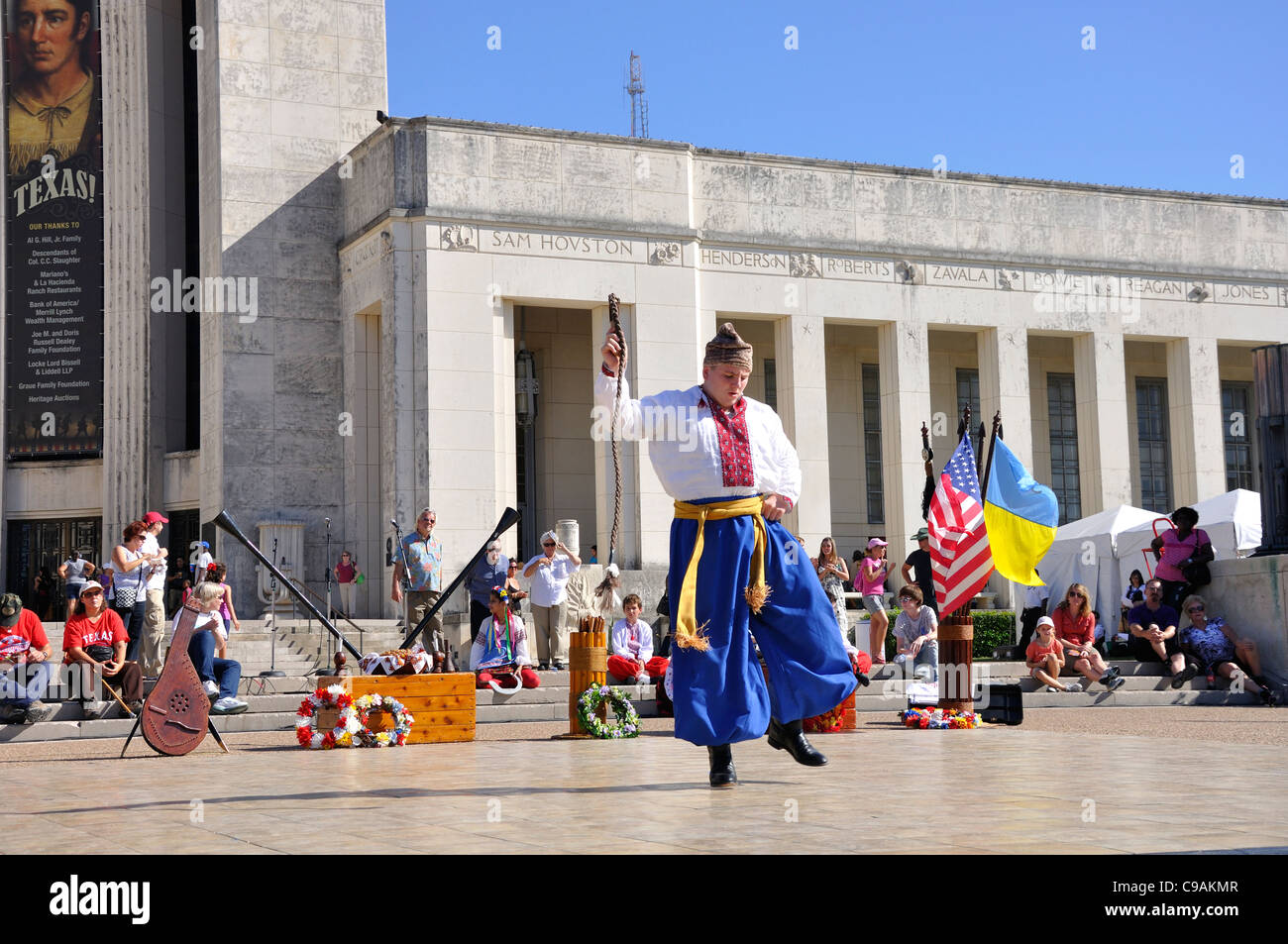 Ukrainian traditional dancing Stock Photo - Alamy