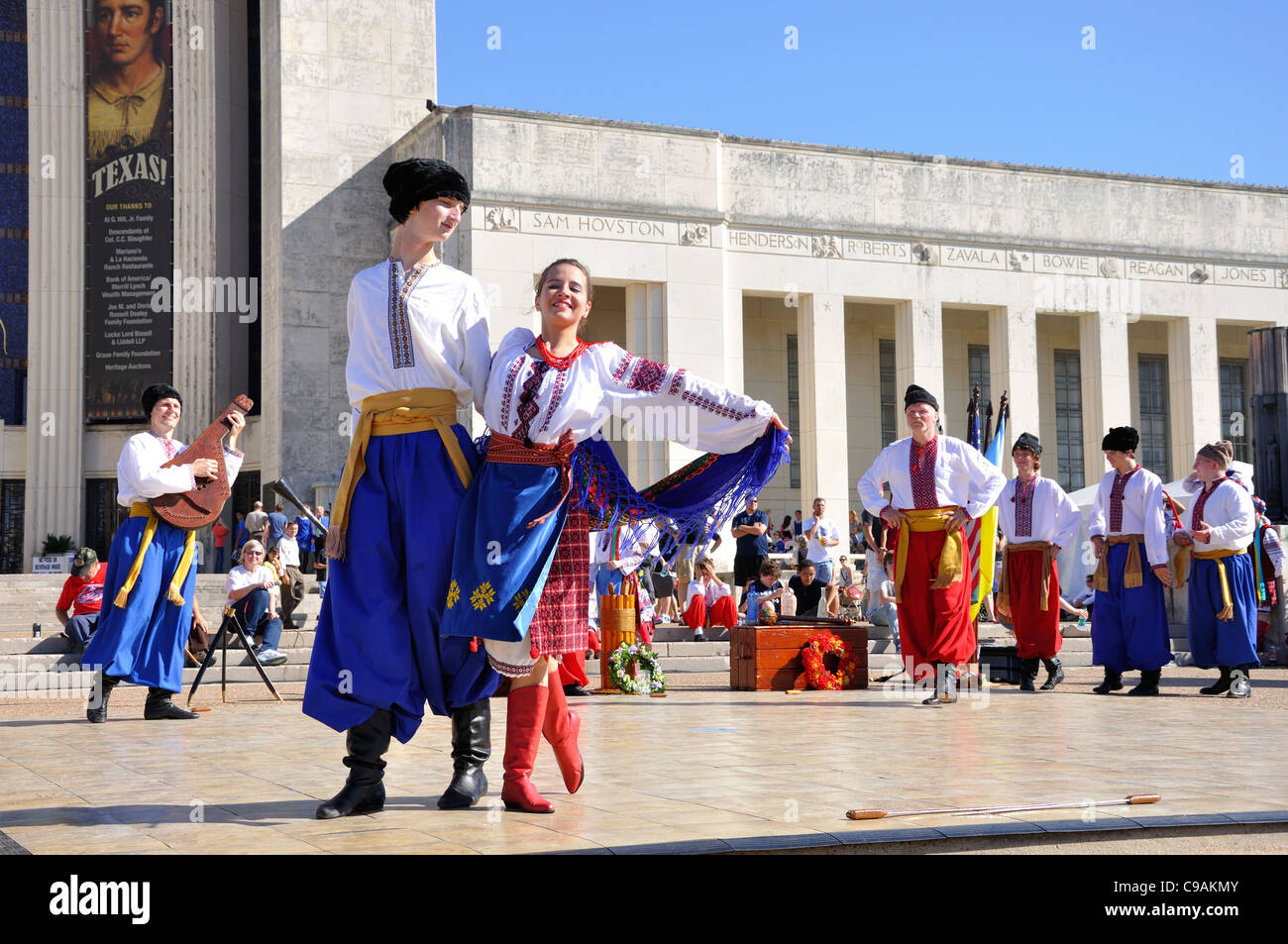 Ukrainian traditional dancing Stock Photo - Alamy