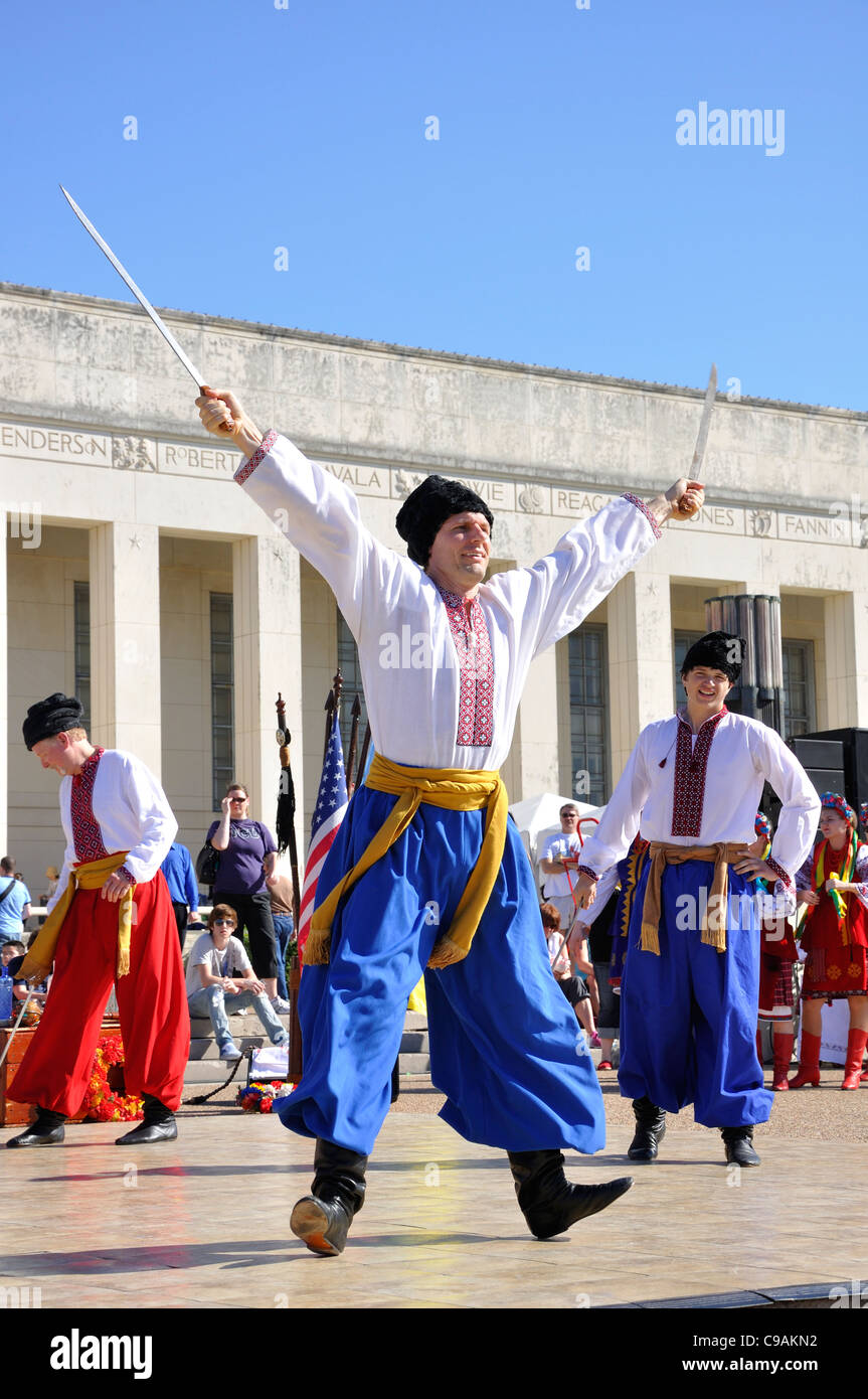 Ukrainian traditional dancing Stock Photo - Alamy