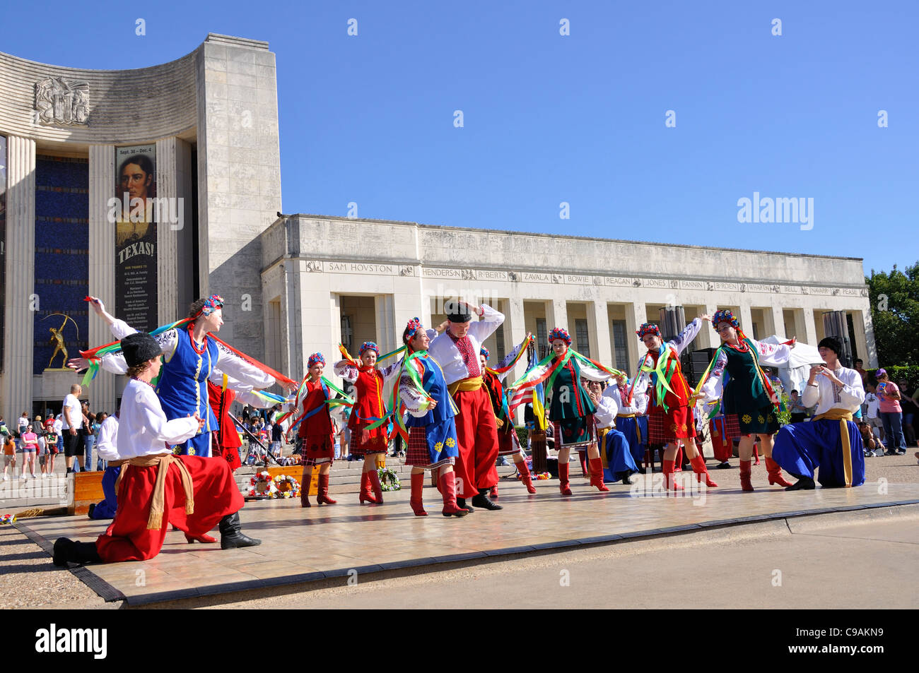 Ukrainian traditional dancing Stock Photo - Alamy