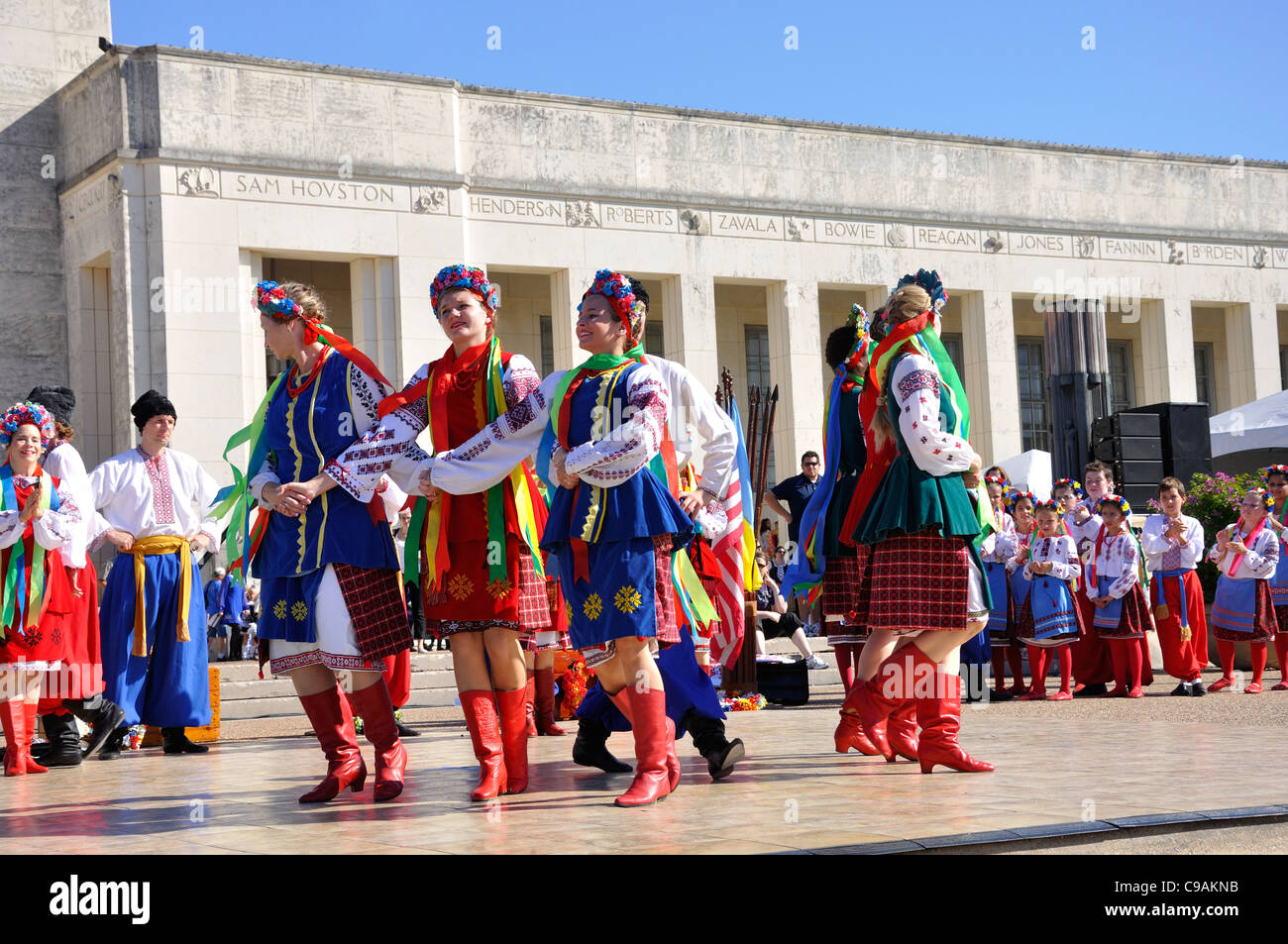 Ukrainian traditional dancing Stock Photo - Alamy