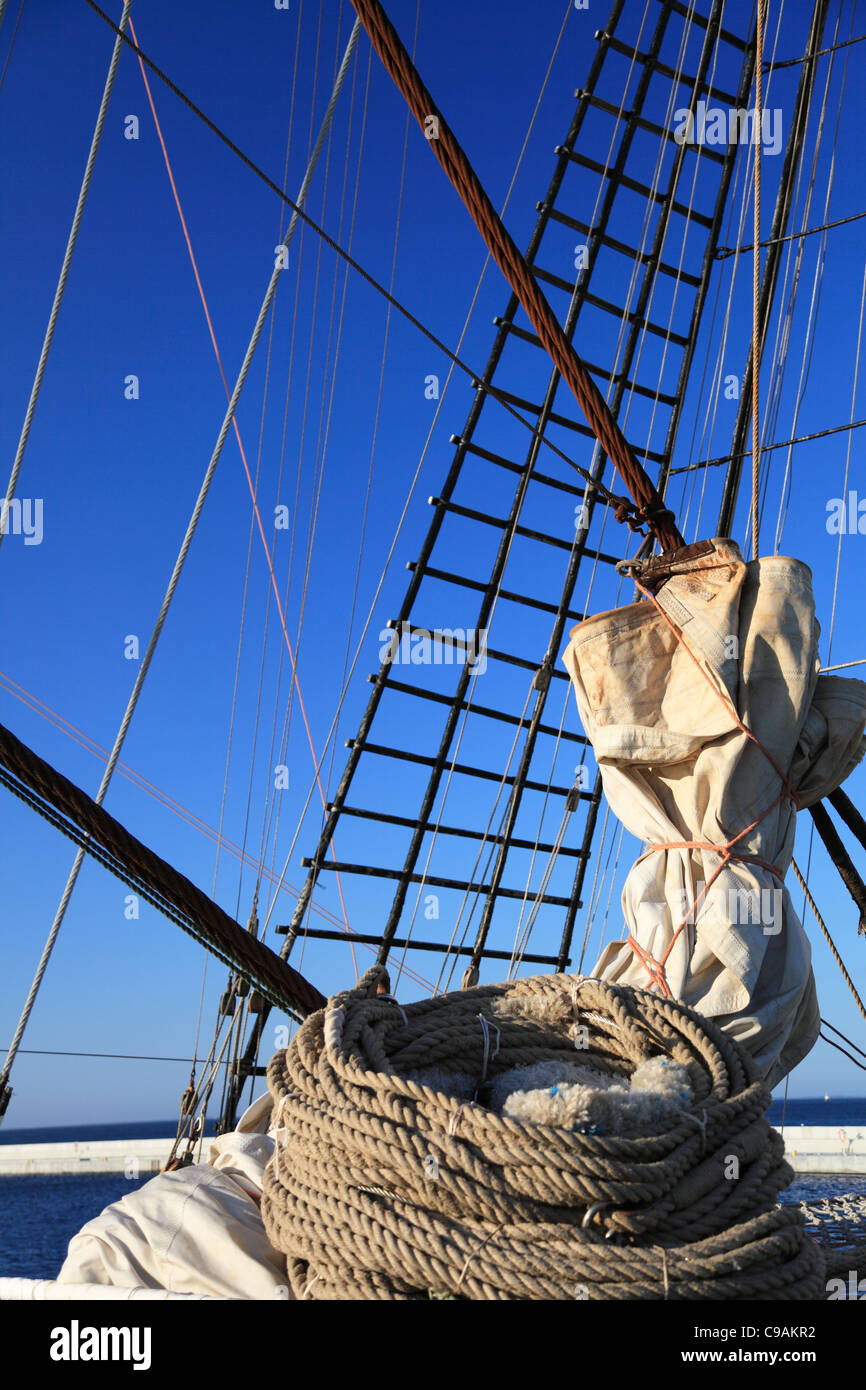 Old Ship tackles on the frigate Stock Photo - Alamy
