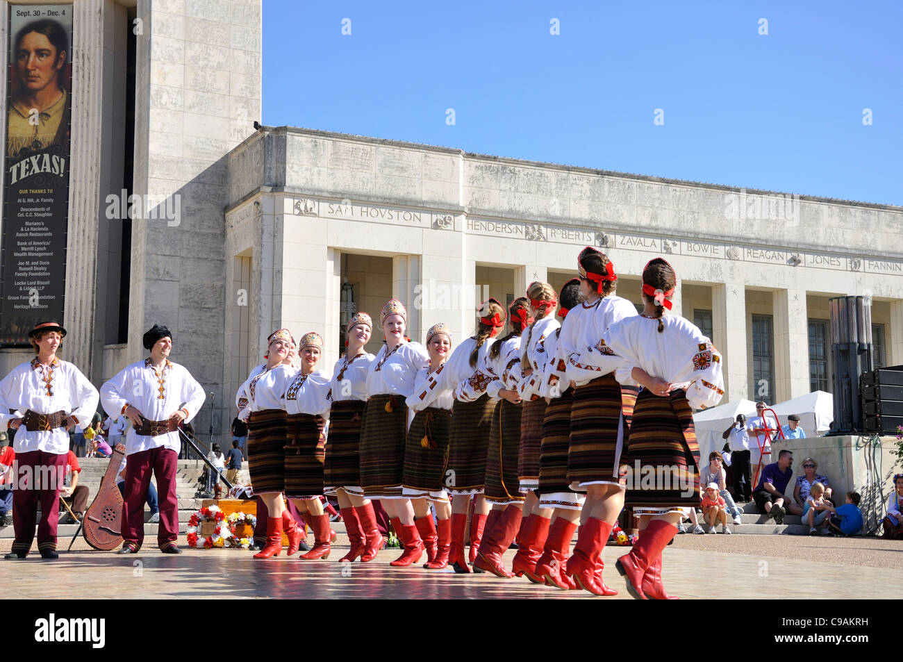 Ukrainian traditional dancing Stock Photo - Alamy