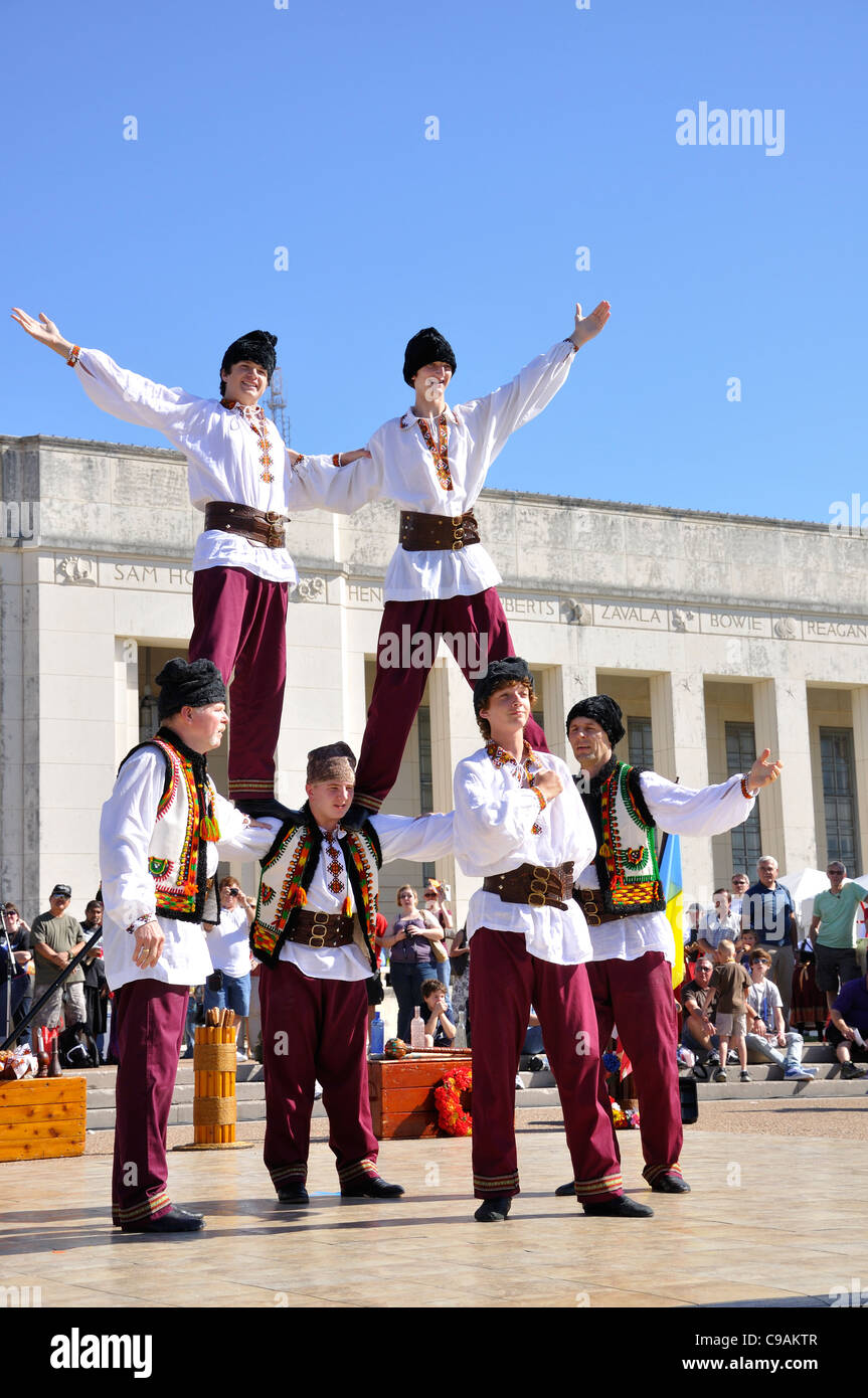 Ukrainian traditional dancing Stock Photo - Alamy