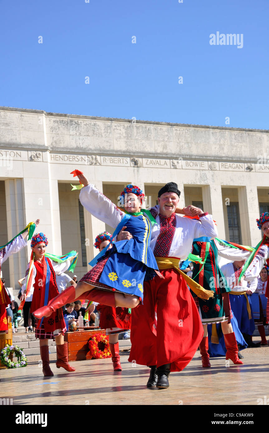 Ukrainian traditional dancing Stock Photo - Alamy