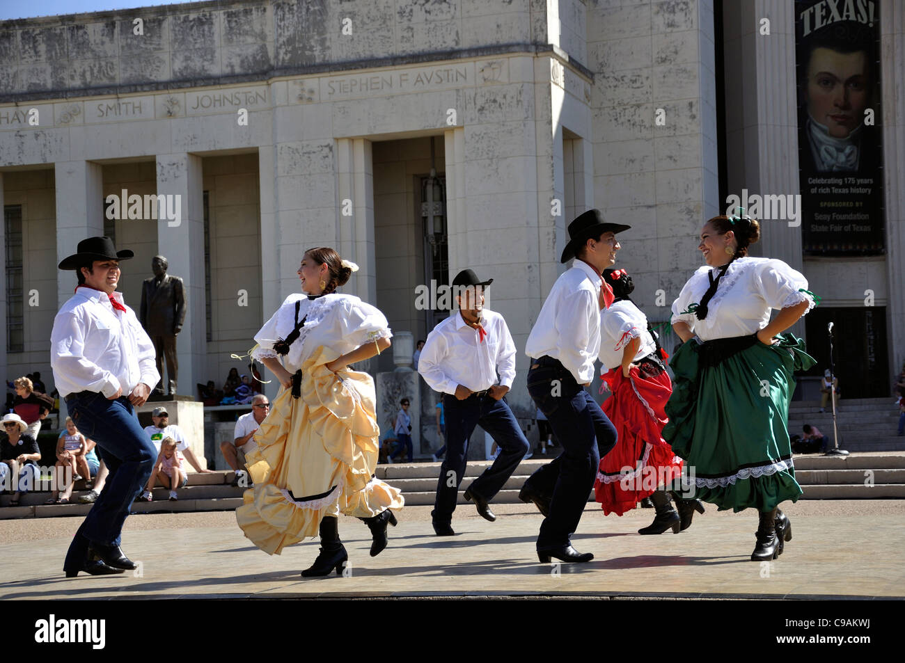 Mexican traditional dancing Stock Photo - Alamy