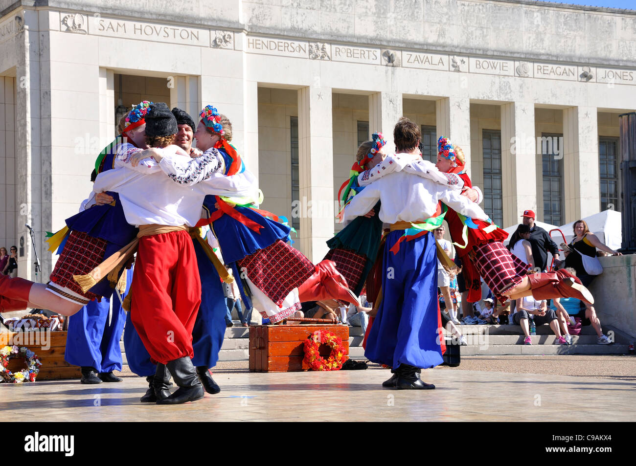 Ukrainian traditional dancing Stock Photo - Alamy
